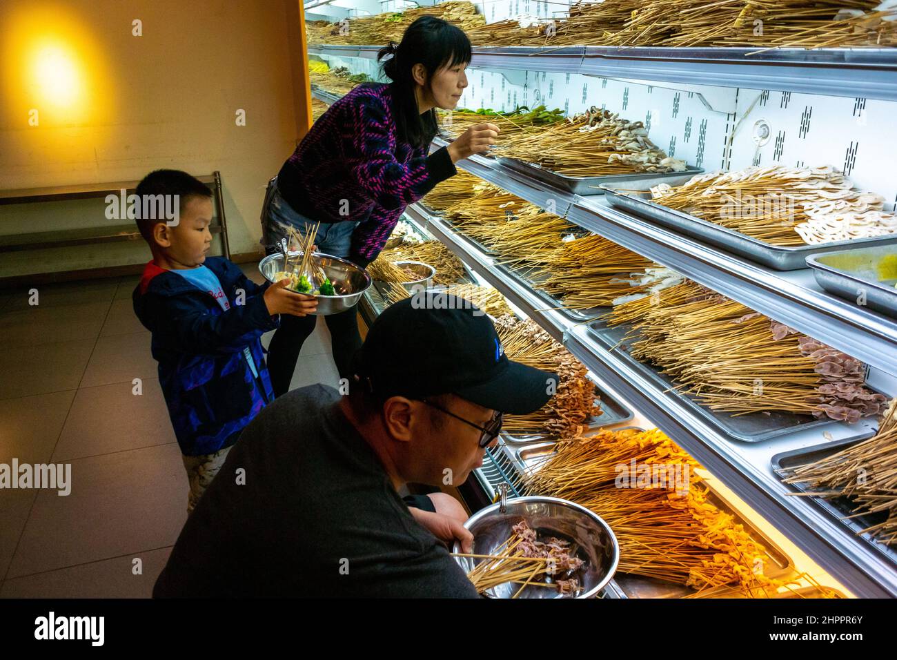 Chinese family selecting hi-res stock photography and images - Alamy