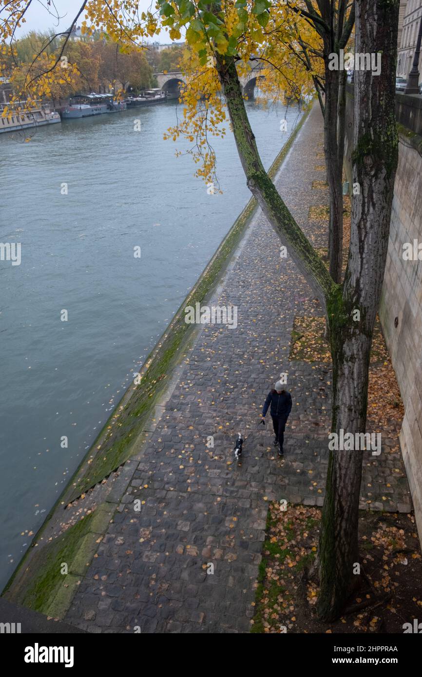 promenade Automne a Paris Stock Photo - Alamy
