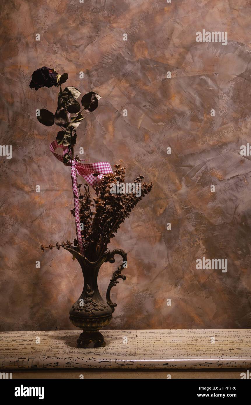 Conceptual art, withered flowers in vase as decoration Stock Photo - Alamy