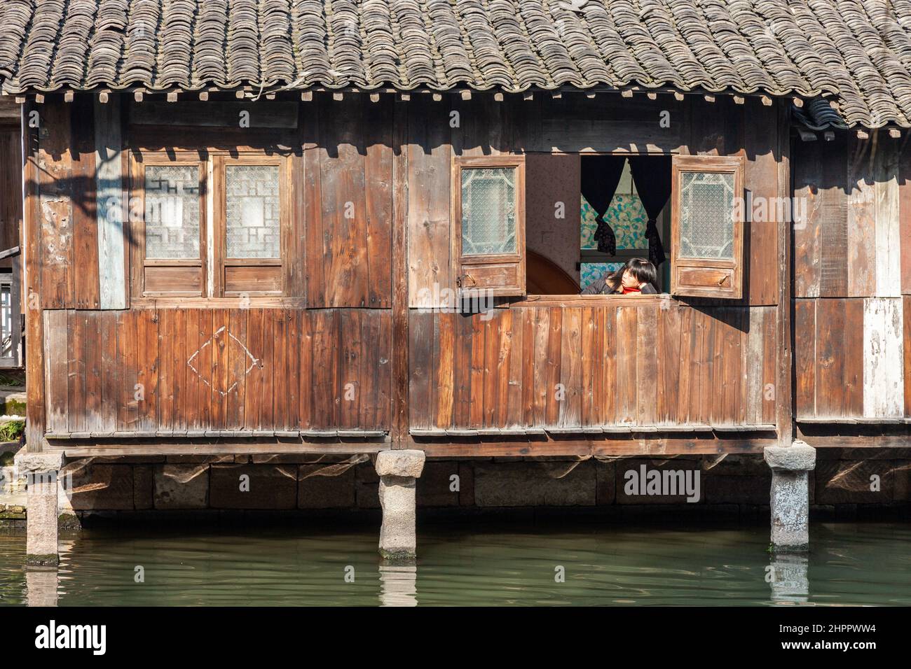 Ancient chinese house roof tiles hi-res stock photography and images ...