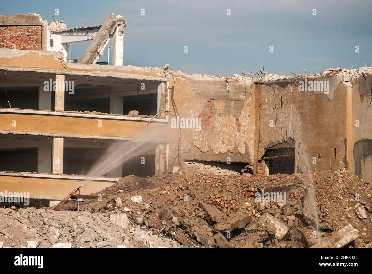 Building controlled demolition hi-res stock photography and images - Alamy