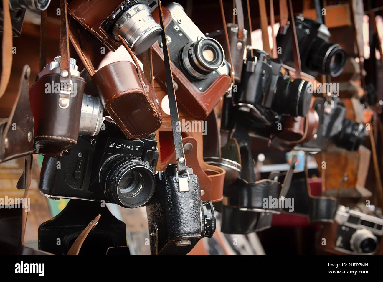 Old vintage cameras at a flea market Stock Photo - Alamy