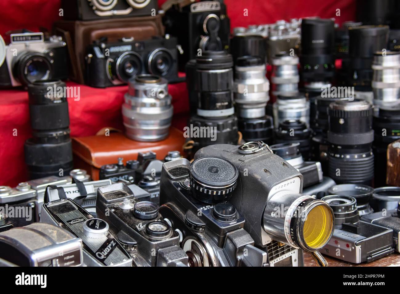 Old vintage cameras at a flea market Stock Photo - Alamy