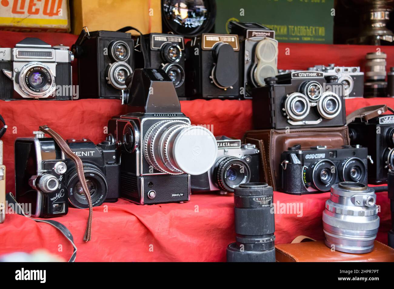 Old vintage cameras at a flea market Stock Photo - Alamy
