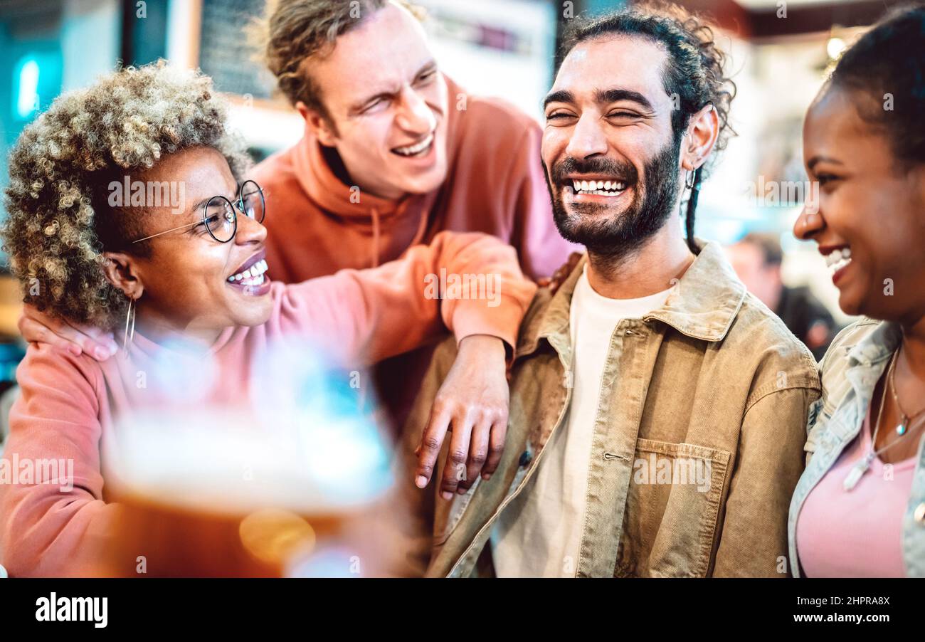 College students drinking pub hi-res stock photography and images - Alamy