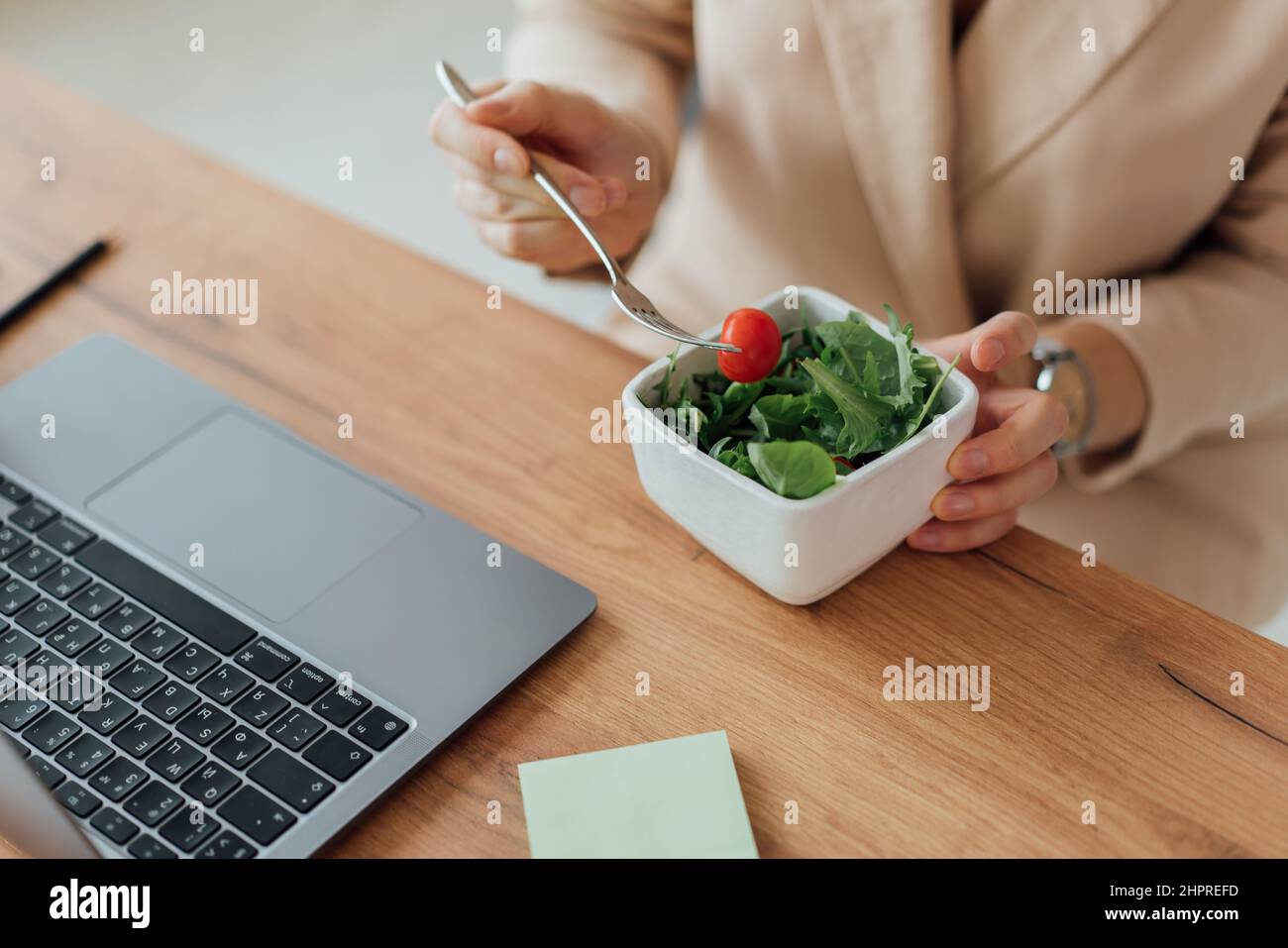 Woman work eat at desk hi-res stock photography and images - Alamy