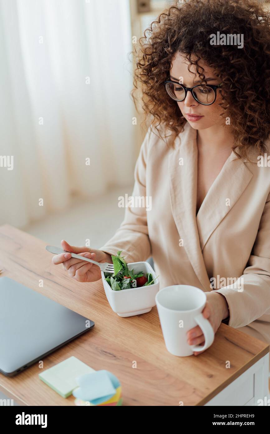 Woman work eat at desk hi-res stock photography and images - Alamy