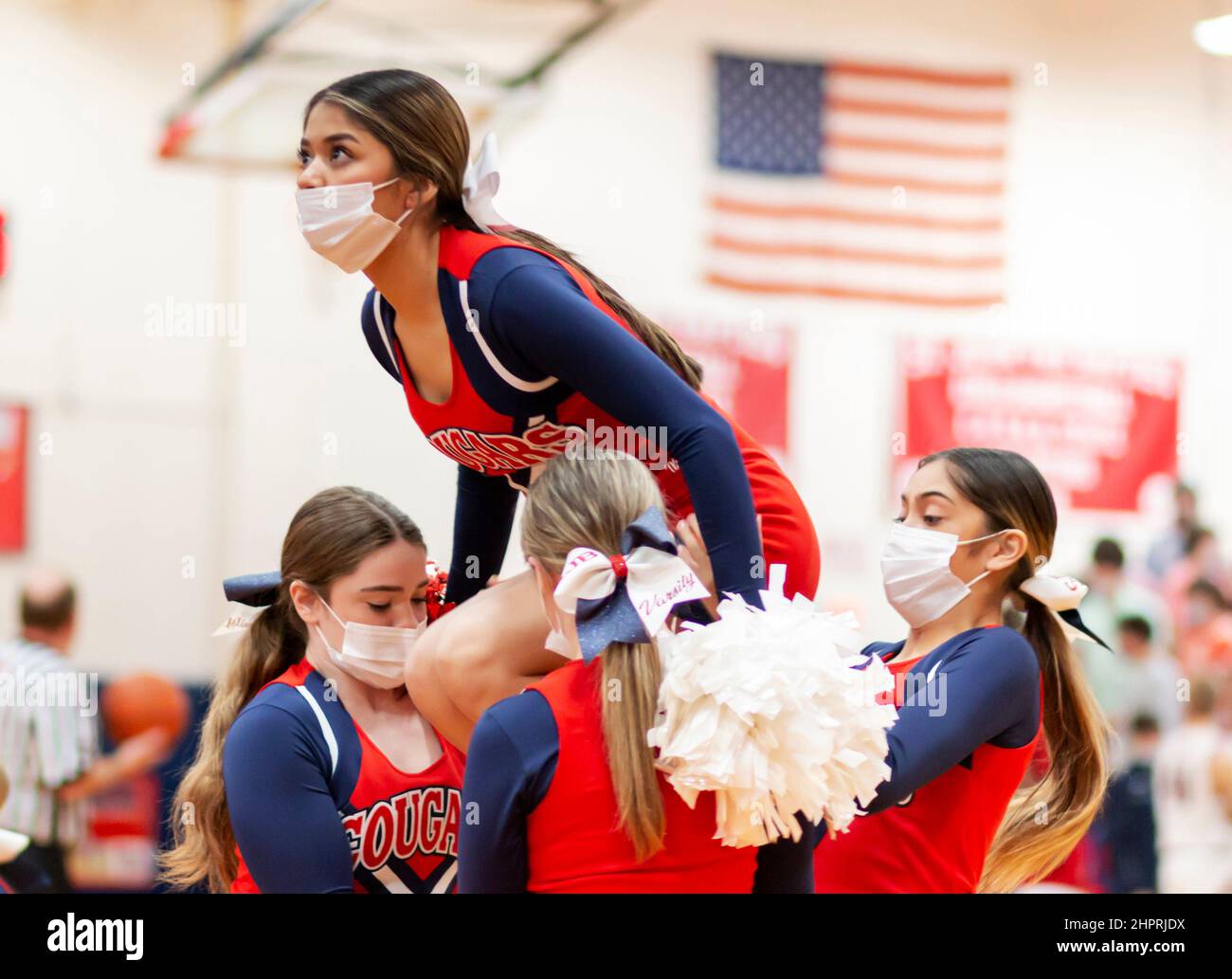 High school basketball cheerleaders hi-res stock photography and images ...