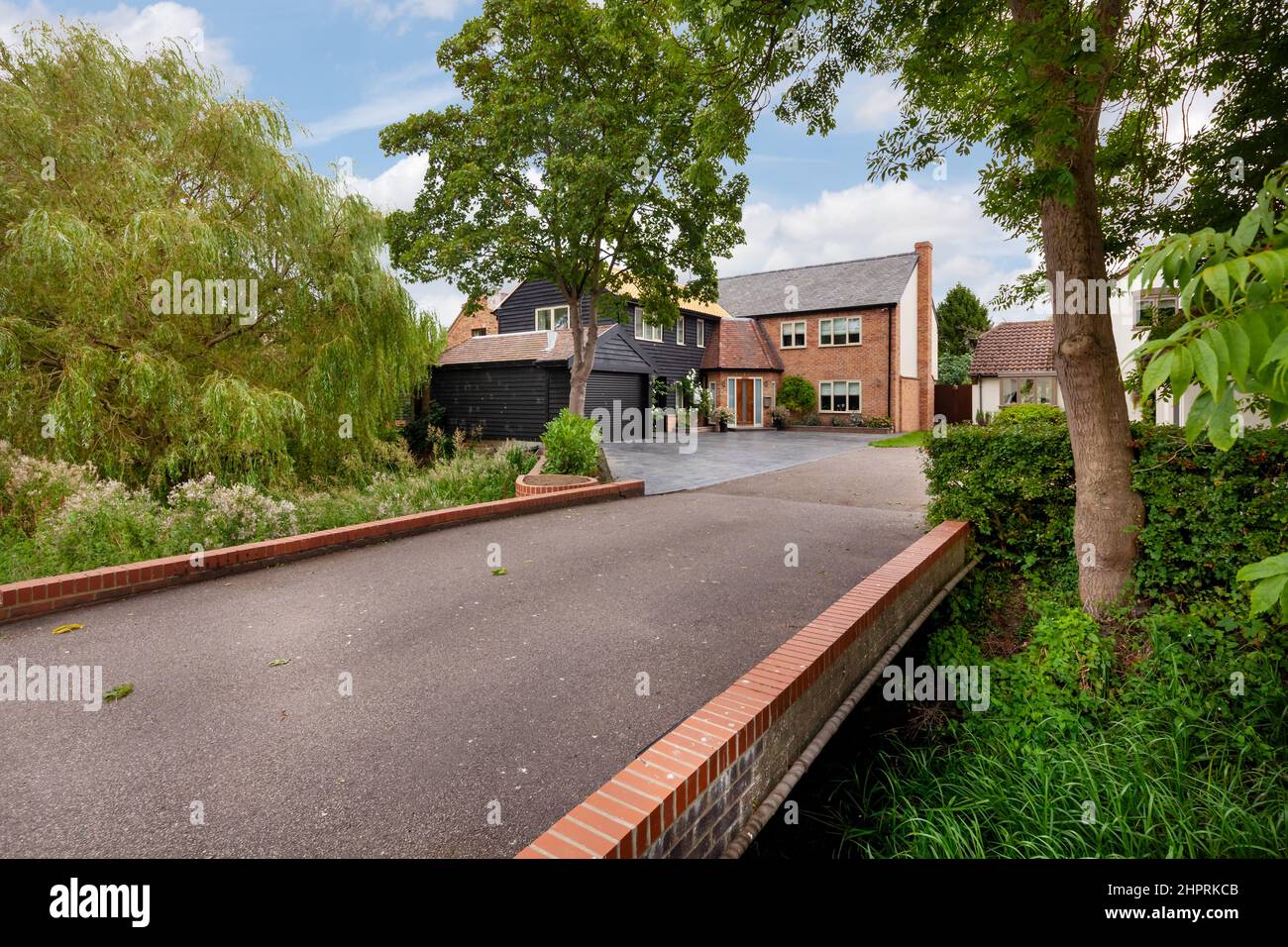 Long driveway hi-res stock photography and images - Alamy