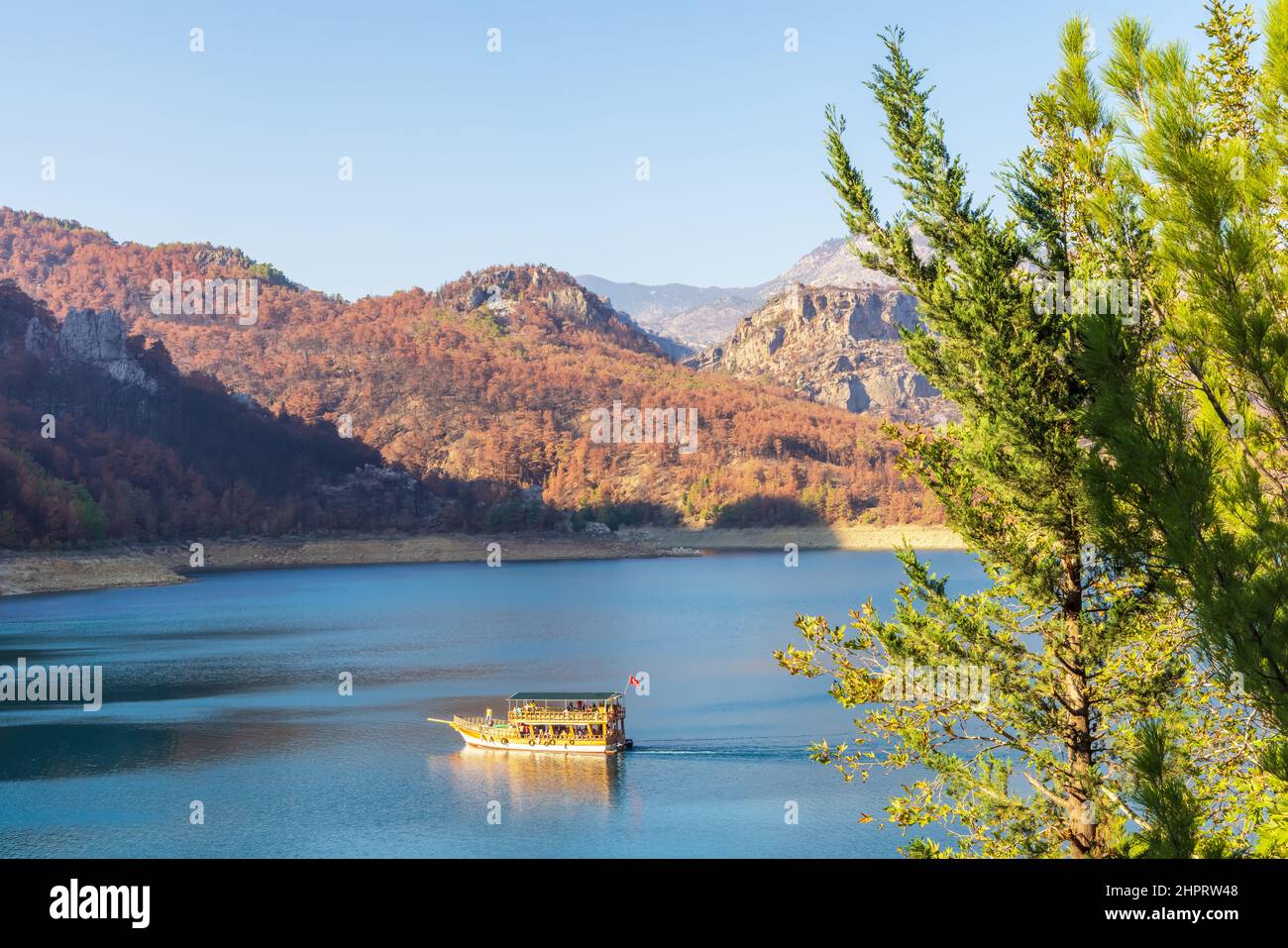Small pleasure boat on Oymapinar dam lake in the Taurus Mountains Stock ...