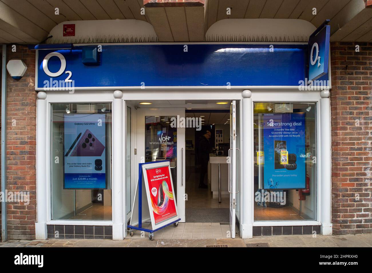 Windsor, Berkshire, UK. 23rd February, 2022. An O2 High Street store in ...