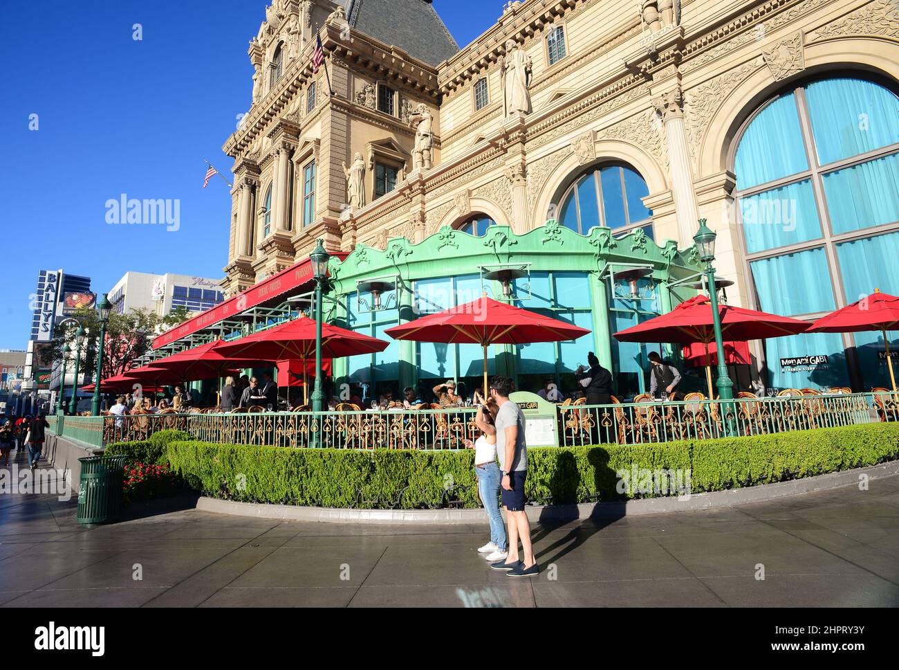 Mon Ami Gabi French Bistro restaurant and Eiffel Tower replica at Paris ...