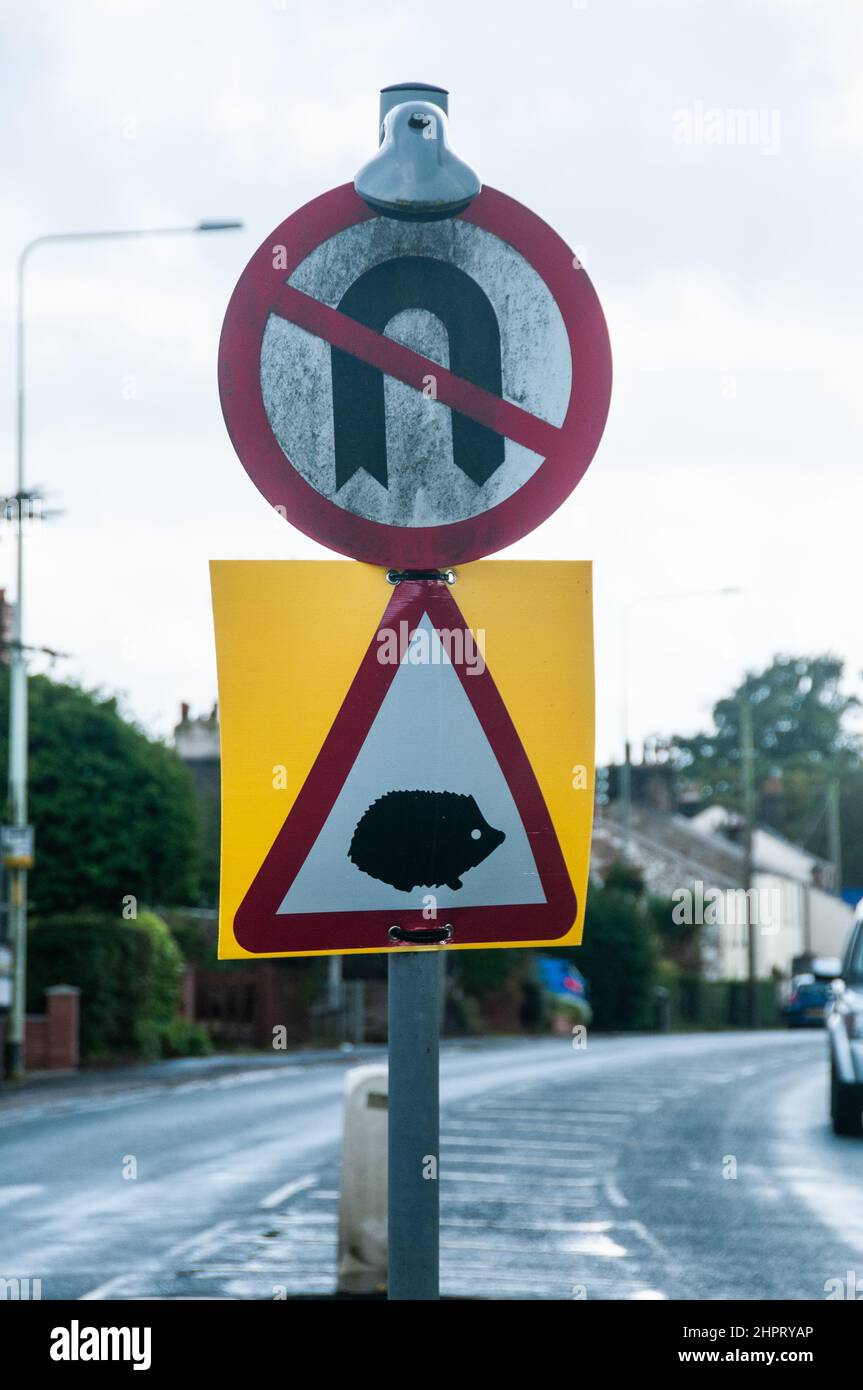 Hedgehogs crossing sign hi-res stock photography and images - Alamy