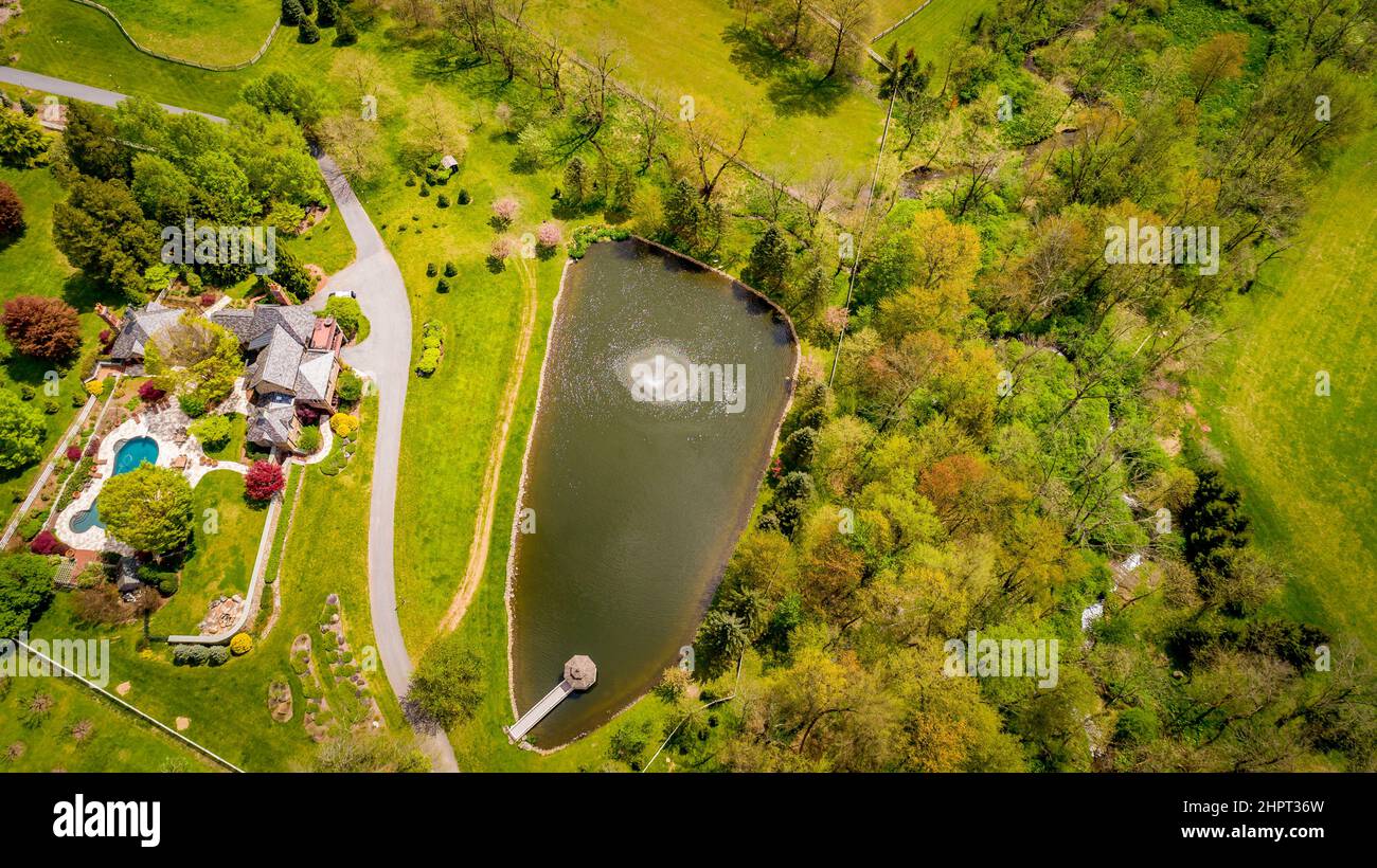 Aerial homes pond hi-res stock photography and images - Alamy