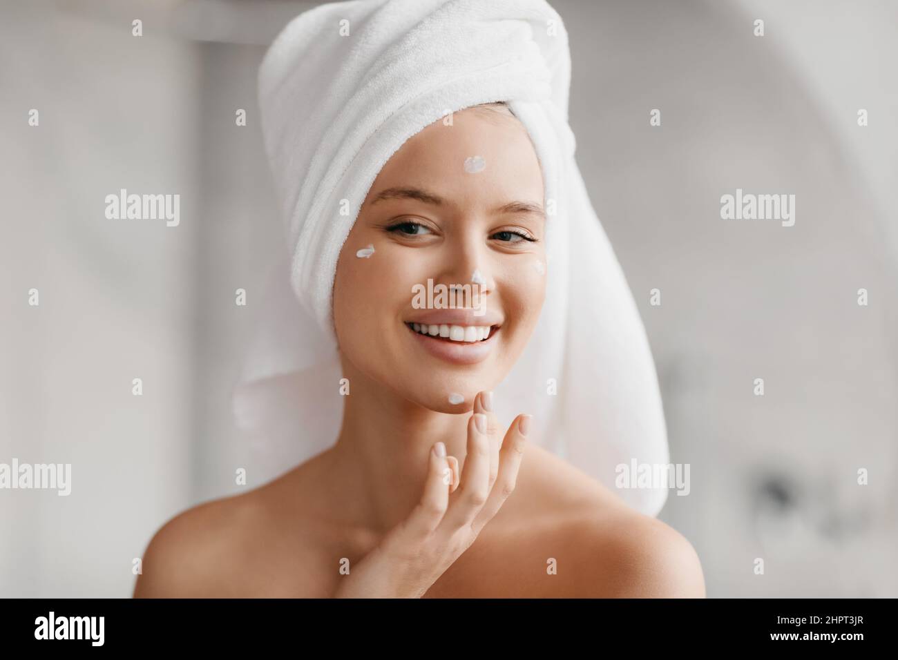 Healthy skin, care and moisturizing concept. Happy caucasian lady with ...