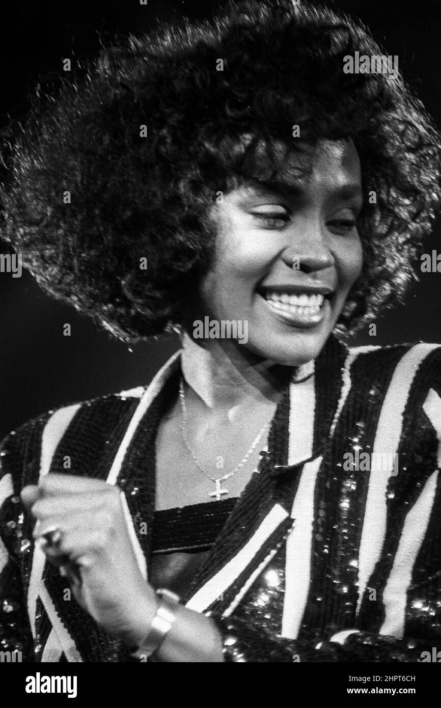 Whitney Houston live in Forest National on the 06 may 1988 | Whitney ...