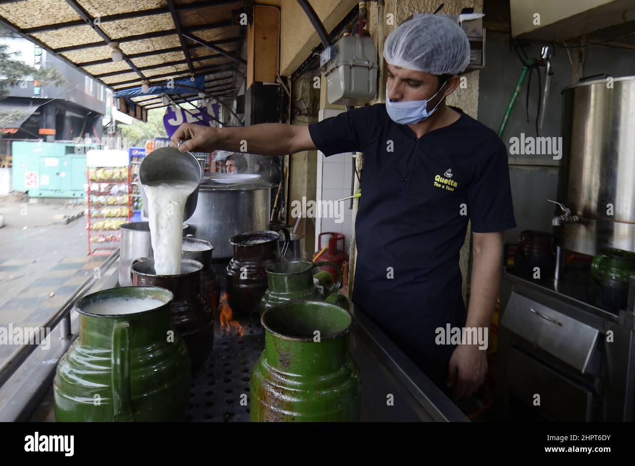 (220223) -- ISLAMABAD, Feb. 23, 2022 (Xinhua) -- A man makes milk tea ...