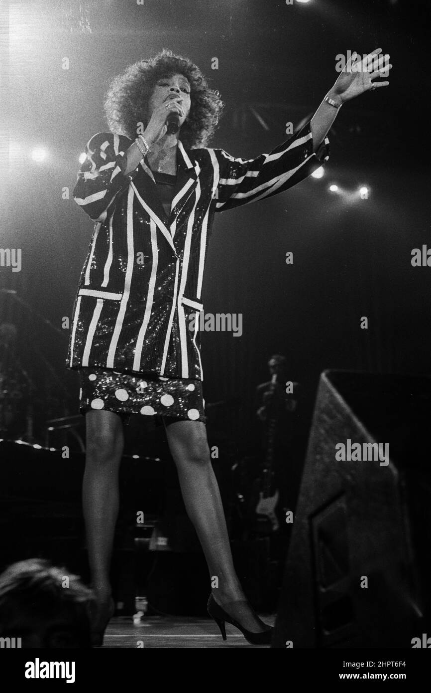 Whitney Houston live in Forest National on the 06 may 1988 | Whitney ...