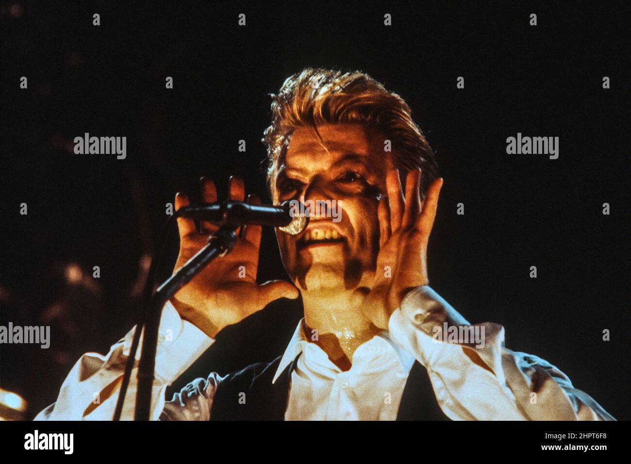 David Bowie live in Forest National 1990 | David Bowie en concert a ...