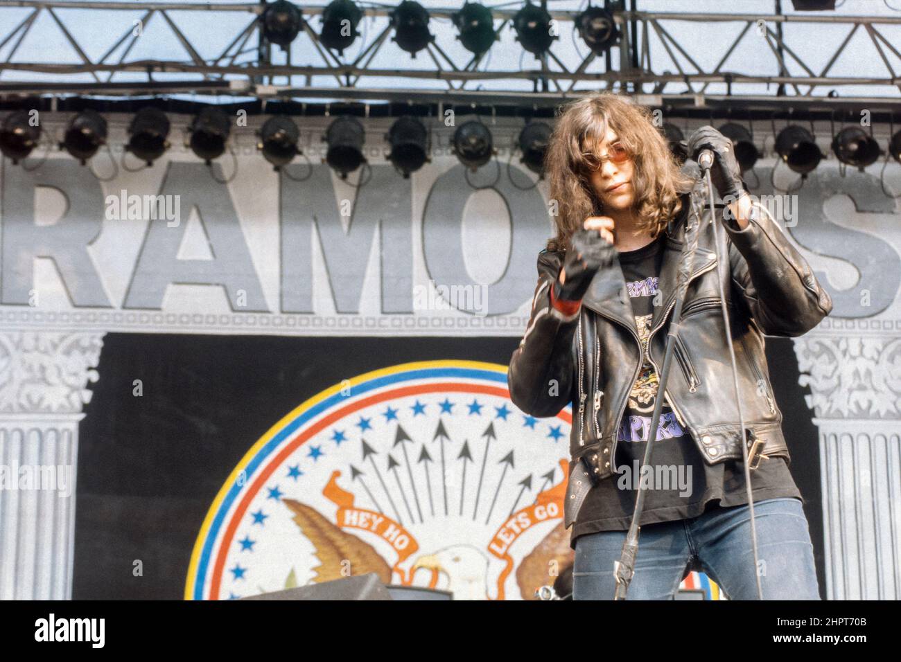 The Ramones live in Dour in 1995 | The Ramones en concert in Dour en ...