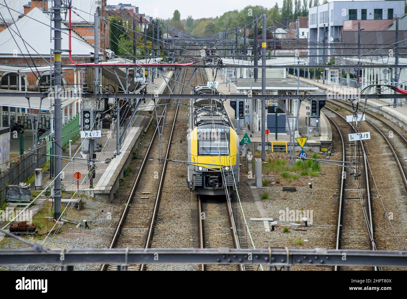 Train leaving the Jette station | Train quittant la gare de Jette Stock ...