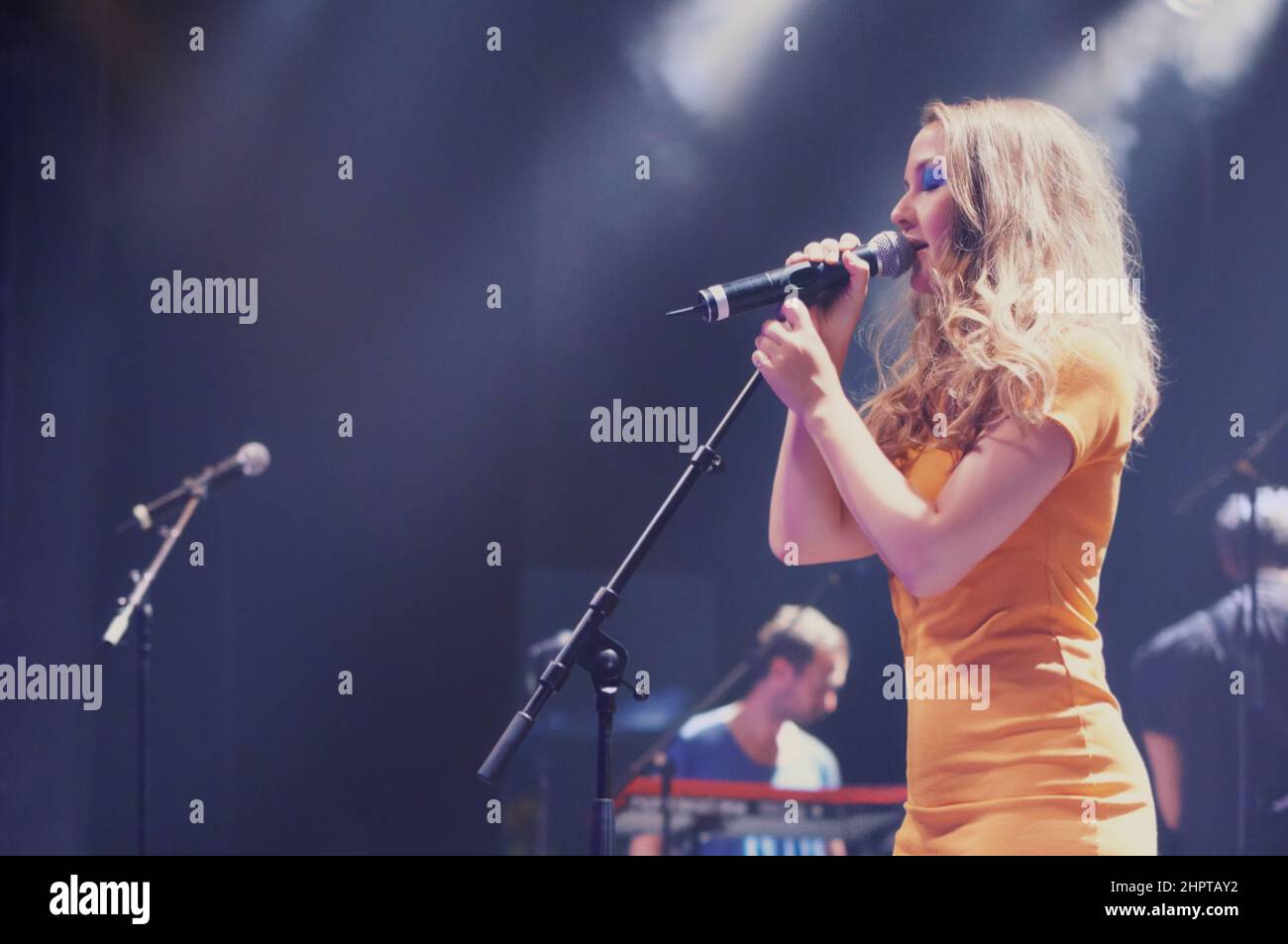 Female singer band stage guitar hi-res stock photography and images - Alamy