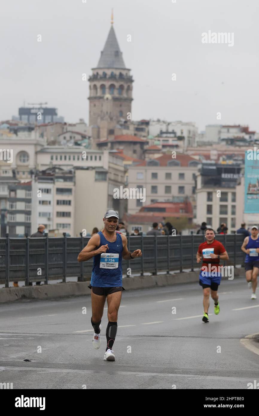 ISTANBUL, TURKEY - NOVEMBER 07, 2021: Athletes running in 43. Istanbul ...