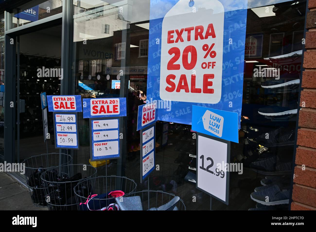 News sale signs hi-res stock photography and images - Alamy