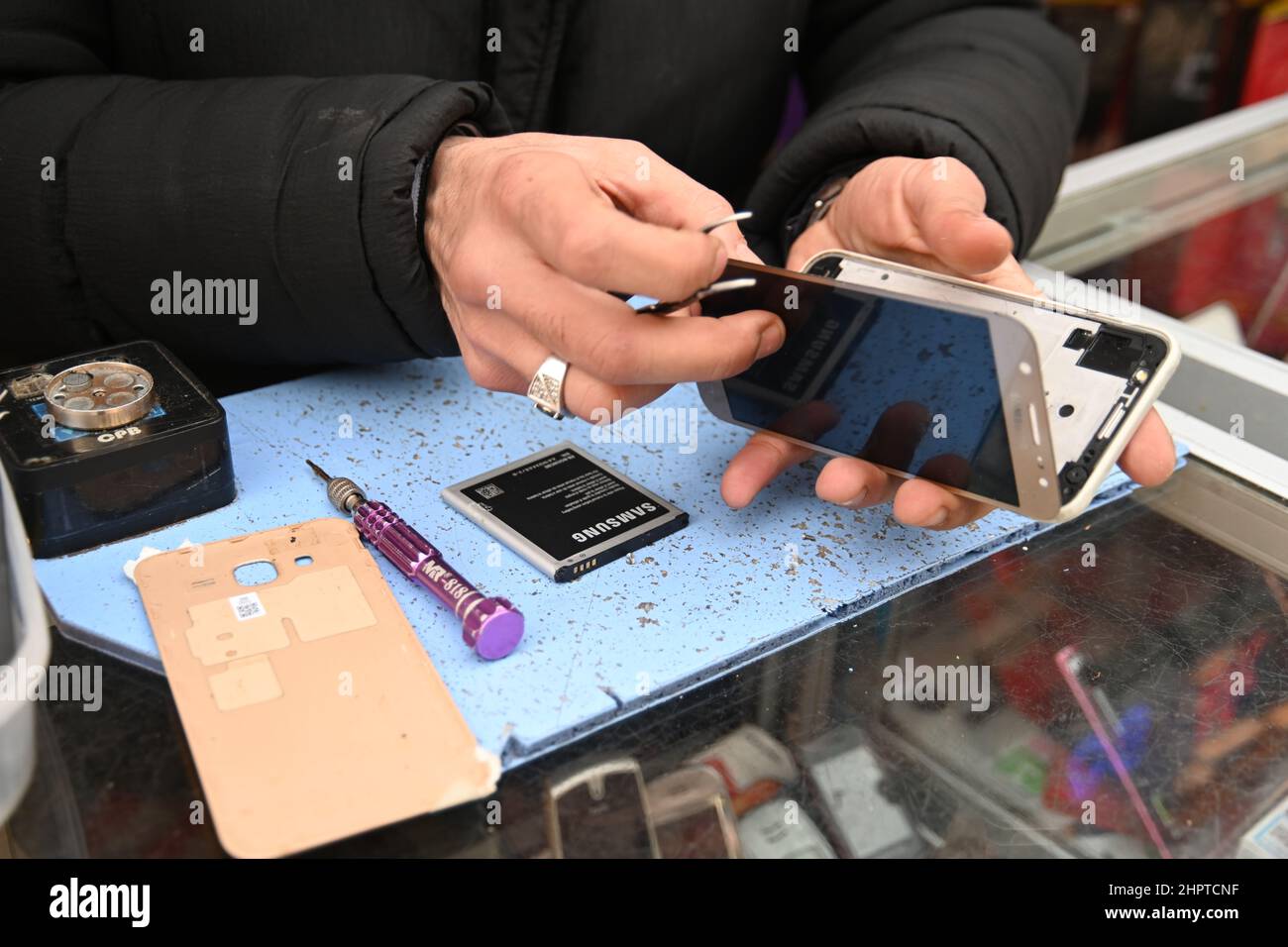 Business Technology Mobile phone repairs Stock Photo - Alamy