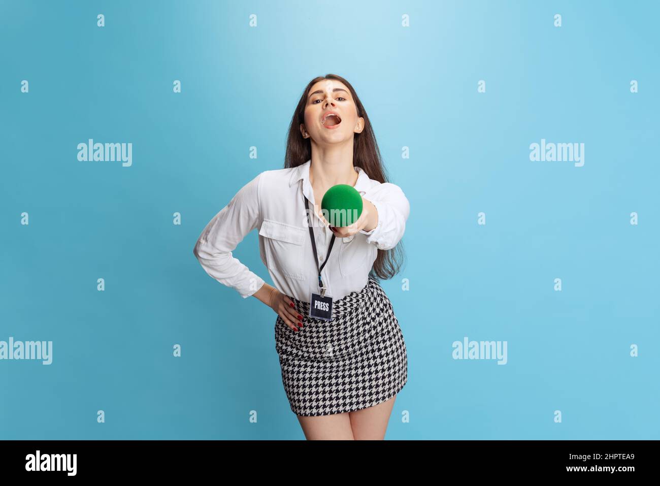 News anchor with microphone hi-res stock photography and images - Alamy