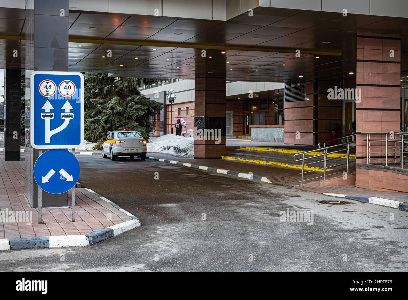 Hotel drop off hi-res stock photography and images - Alamy