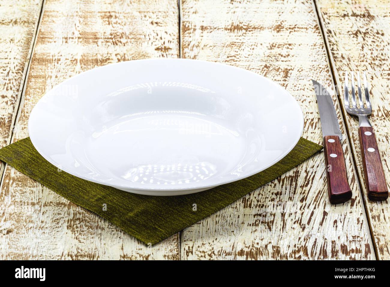 lunch or dinner table mockup, top view, empty round and white plate for ...