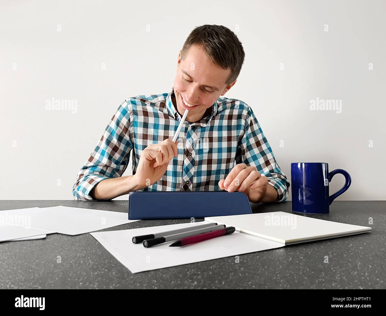 Drawing on graphics tablet hi-res stock photography and images - Alamy