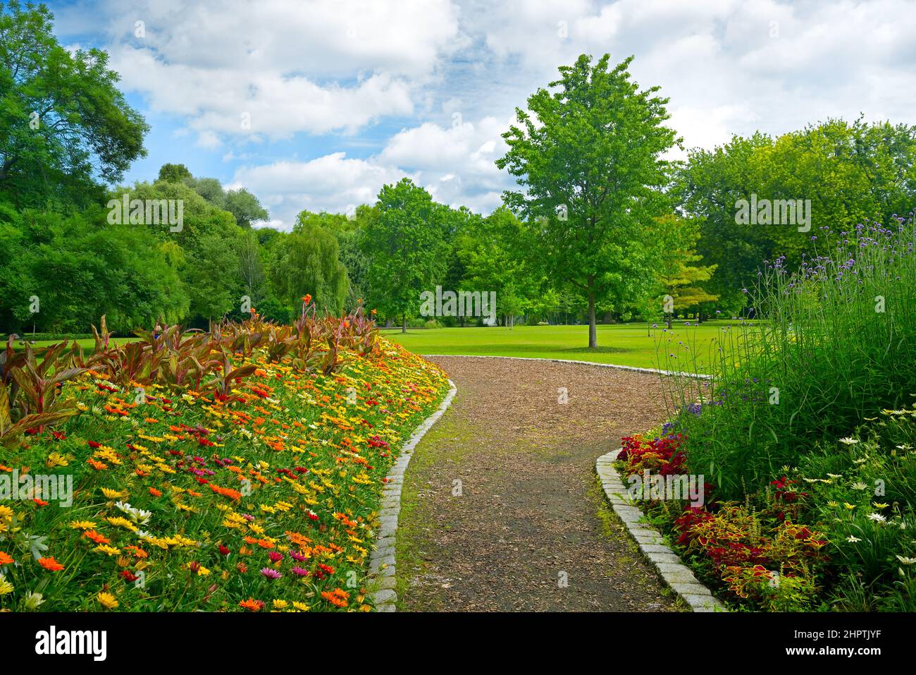 Pathway by flower bed hi-res stock photography and images - Alamy