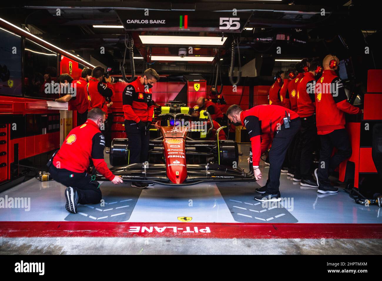 Ferrari f1 team mechanics hi-res stock photography and images - Alamy
