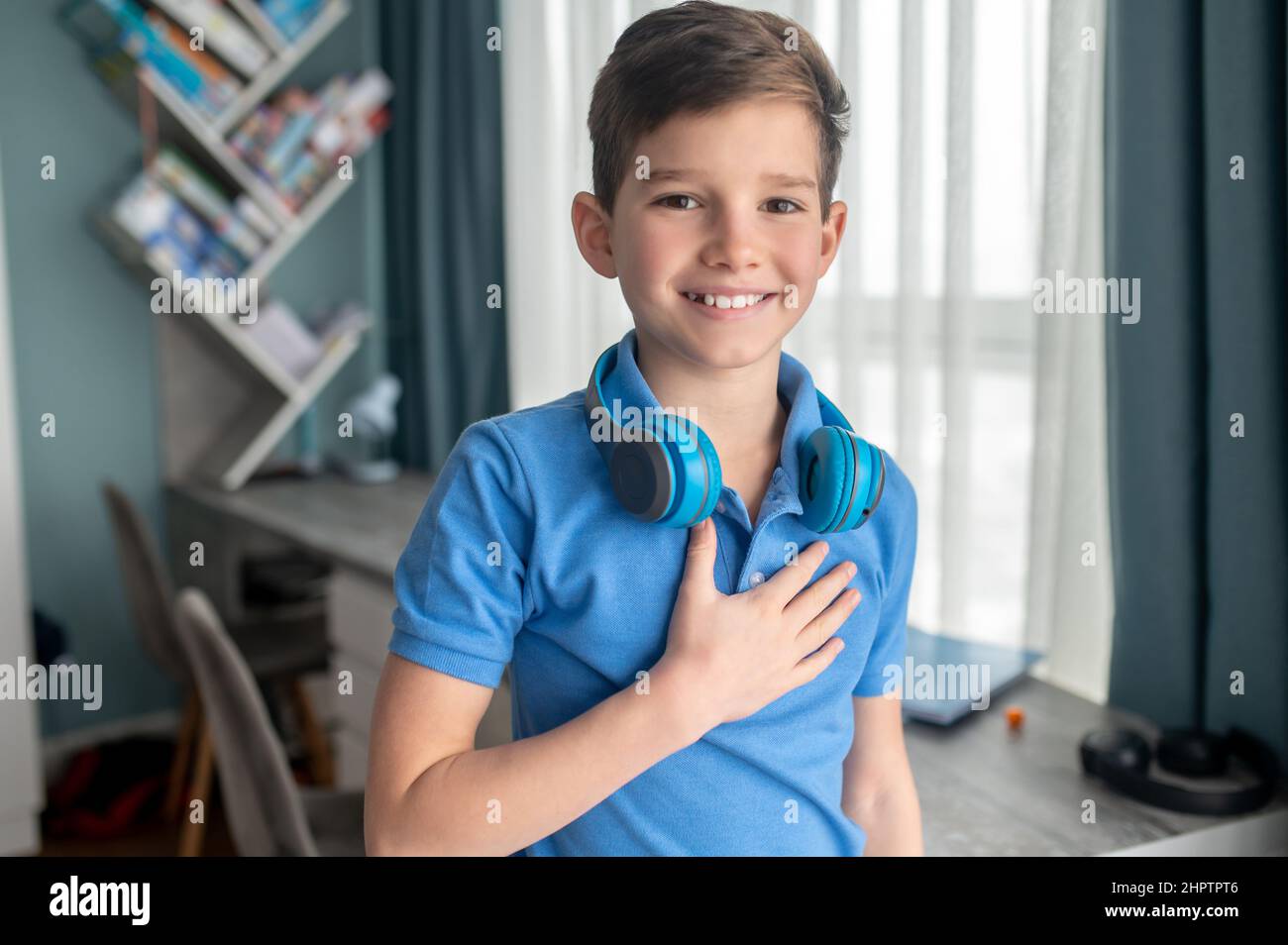 Cheerful kid demonstrating a sign of trust Stock Photo - Alamy