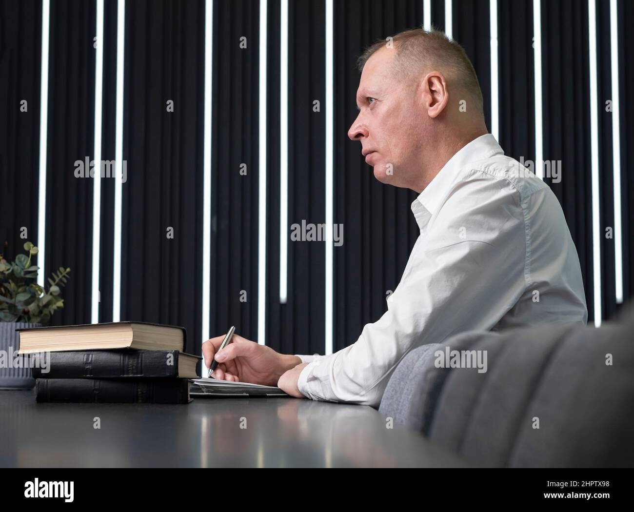 Person listening taking notes hi-res stock photography and images - Alamy