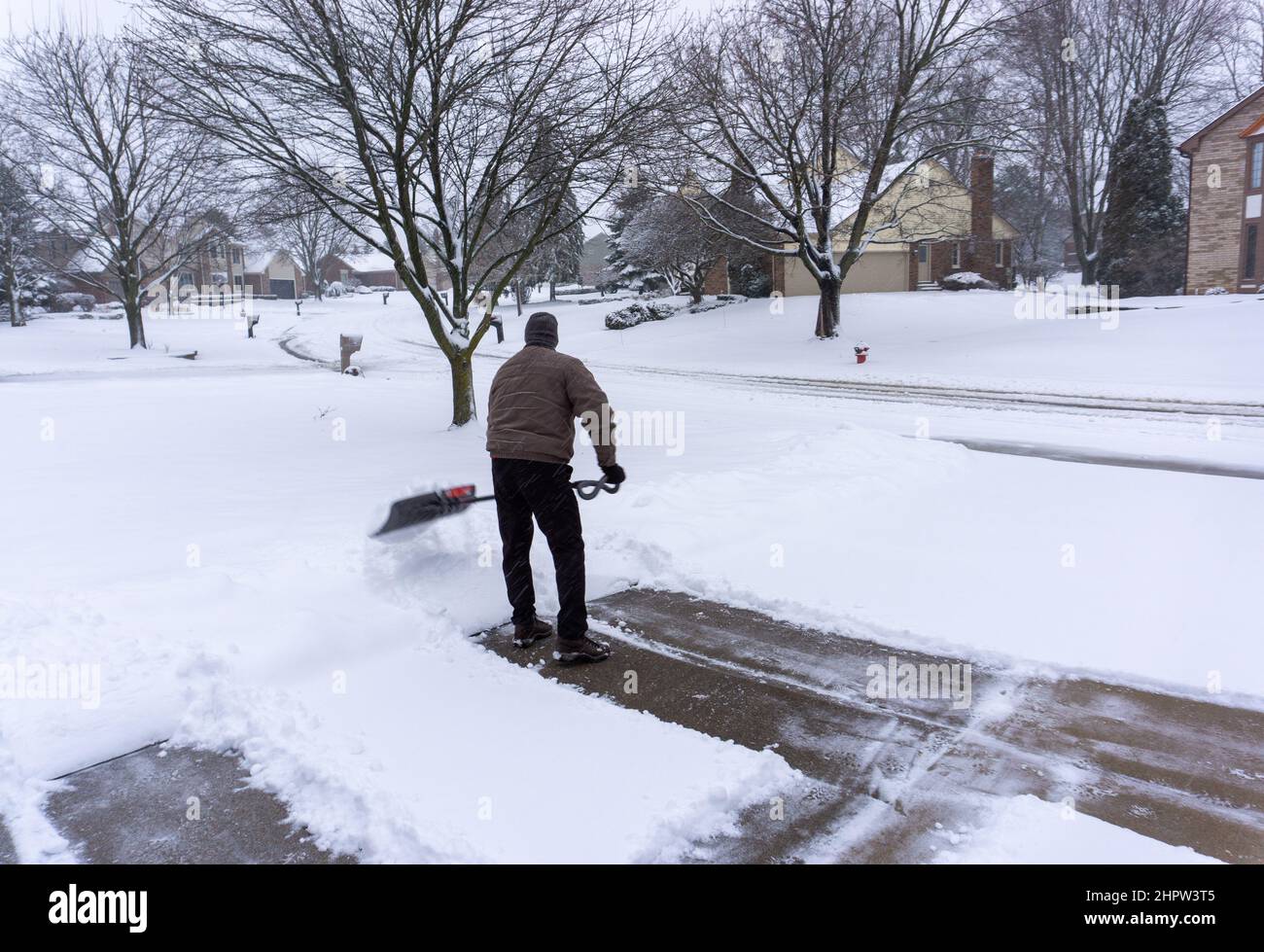 Old man shoveling snow hi-res stock photography and images - Alamy