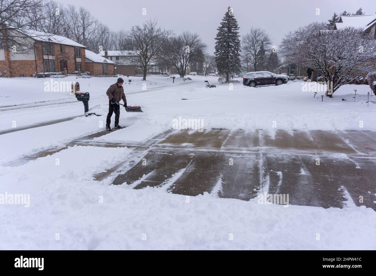 Man clearing driveway snow shovel hi-res stock photography and images ... Man clearing driveway snow shovel hi-res stock photography and images ...