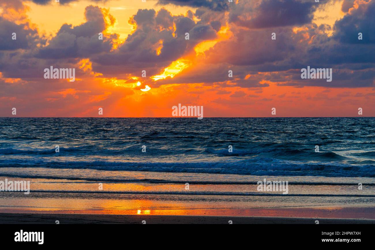 Fantastic sea sunset hi-res stock photography and images - Alamy