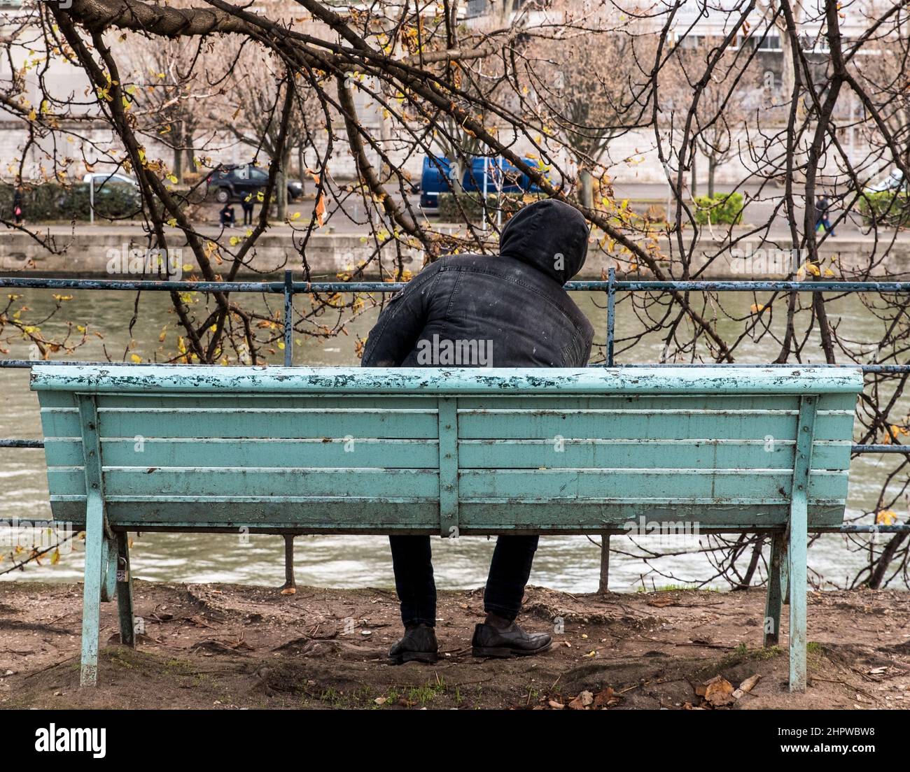Homeless people sitting on a park bench hi-res stock photography and ...