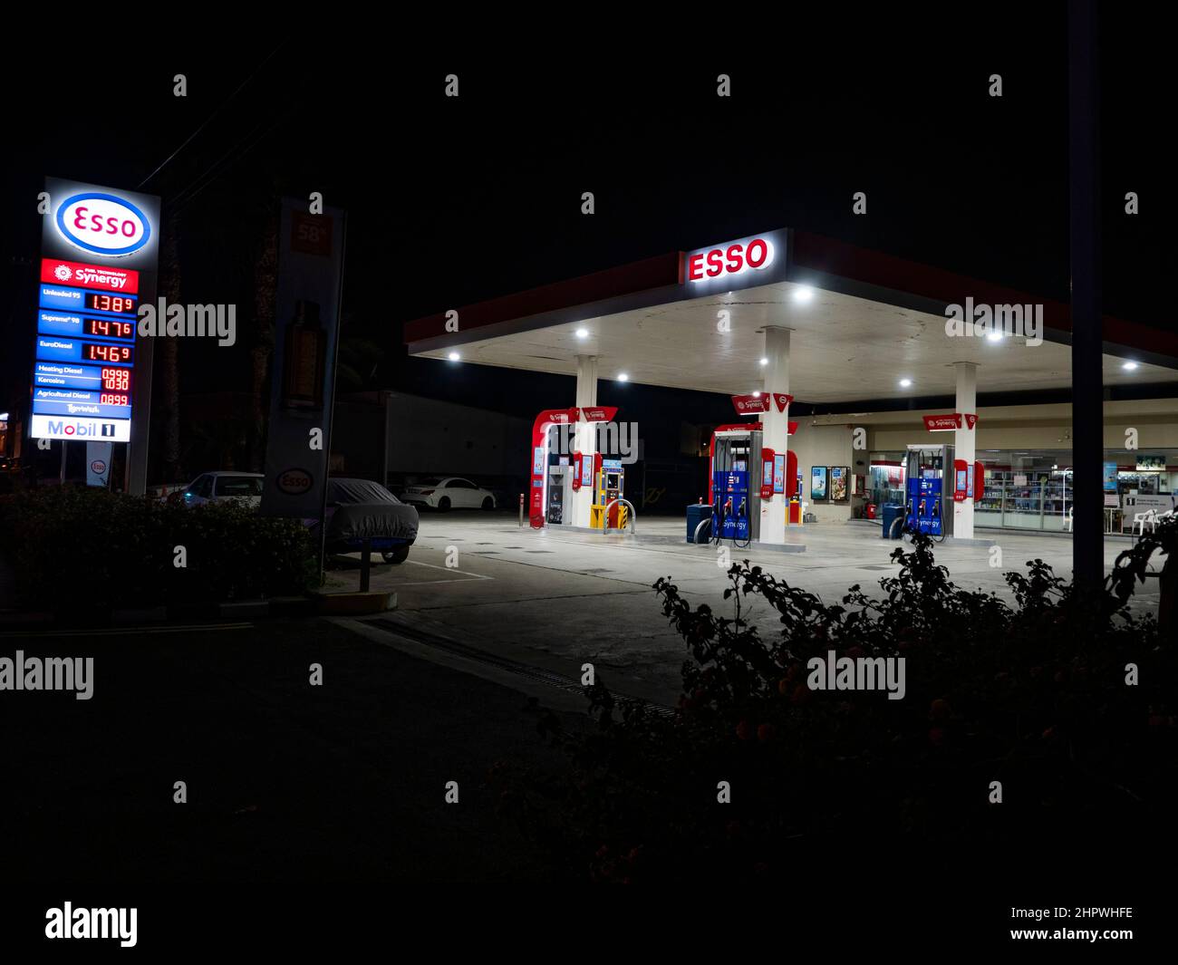 Esso logo and prices hi-res stock photography and images - Alamy