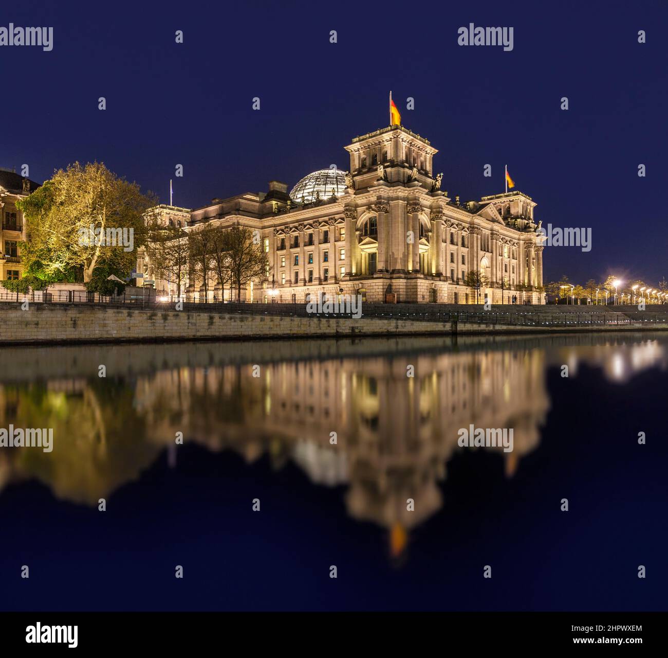 German flag reichstag dark hi-res stock photography and images - Alamy
