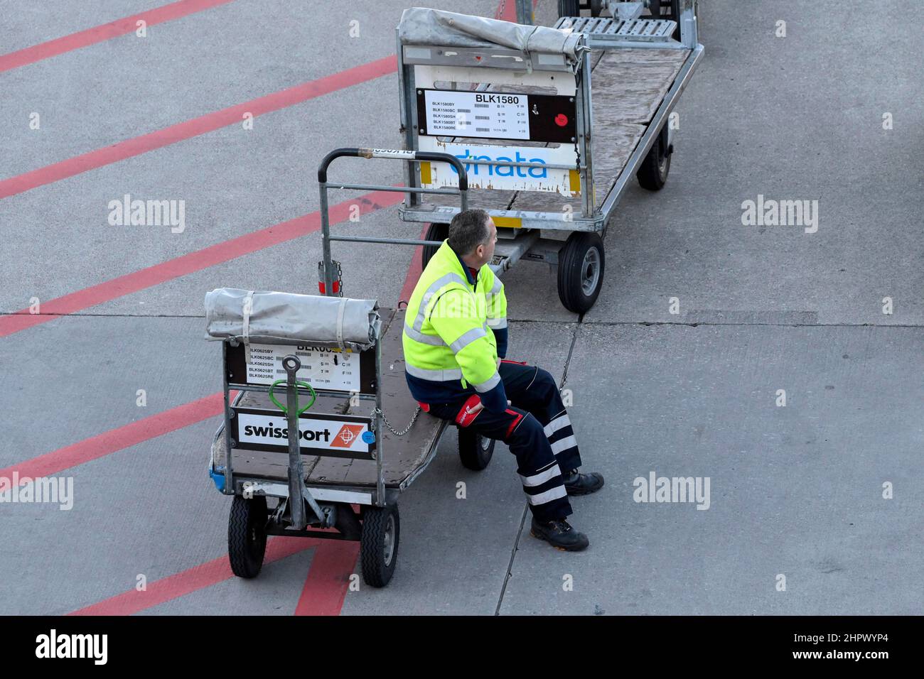 Ground staff Baggage transport Stock Photo - Alamy