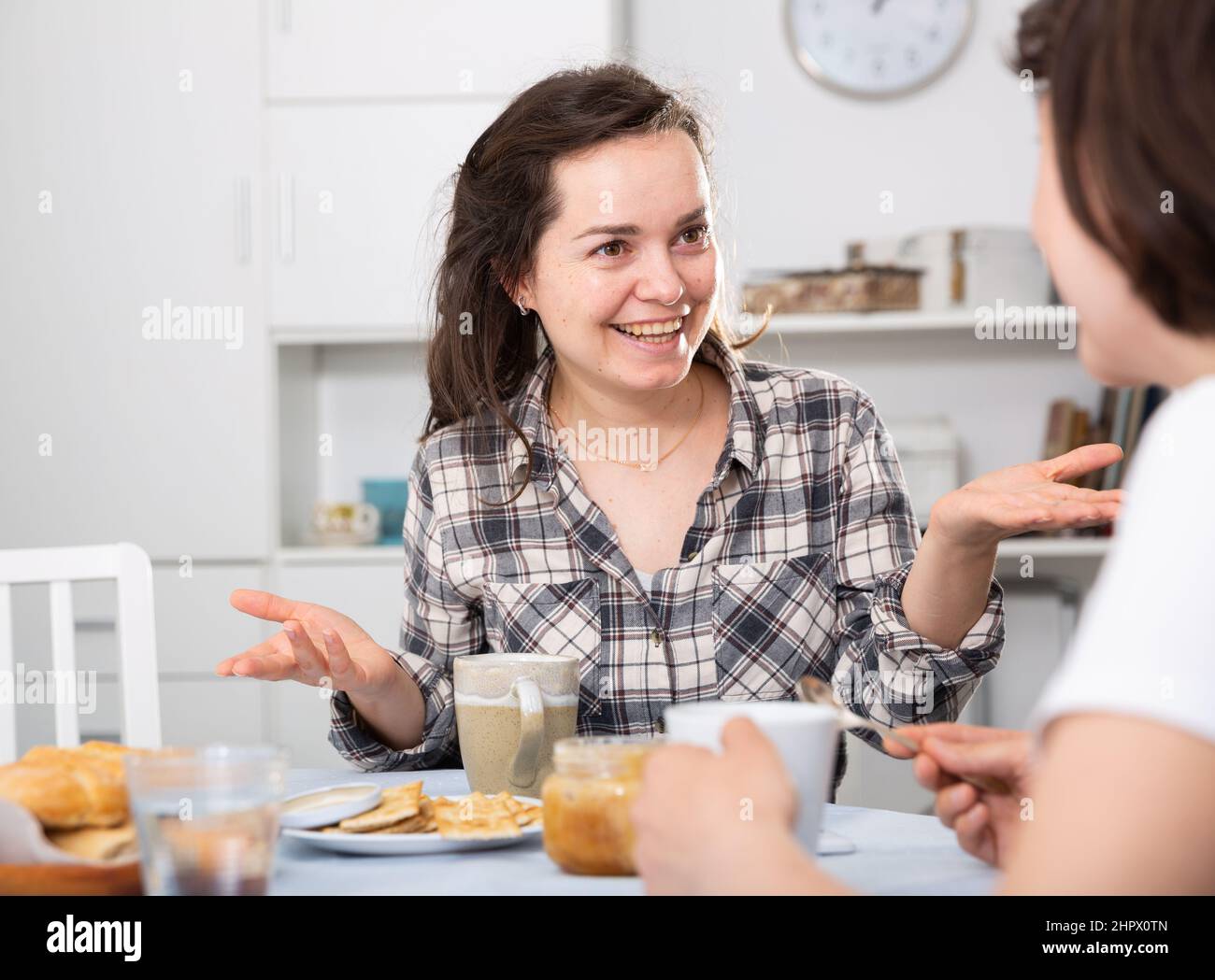 Modern house friends table hi-res stock photography and images - Alamy