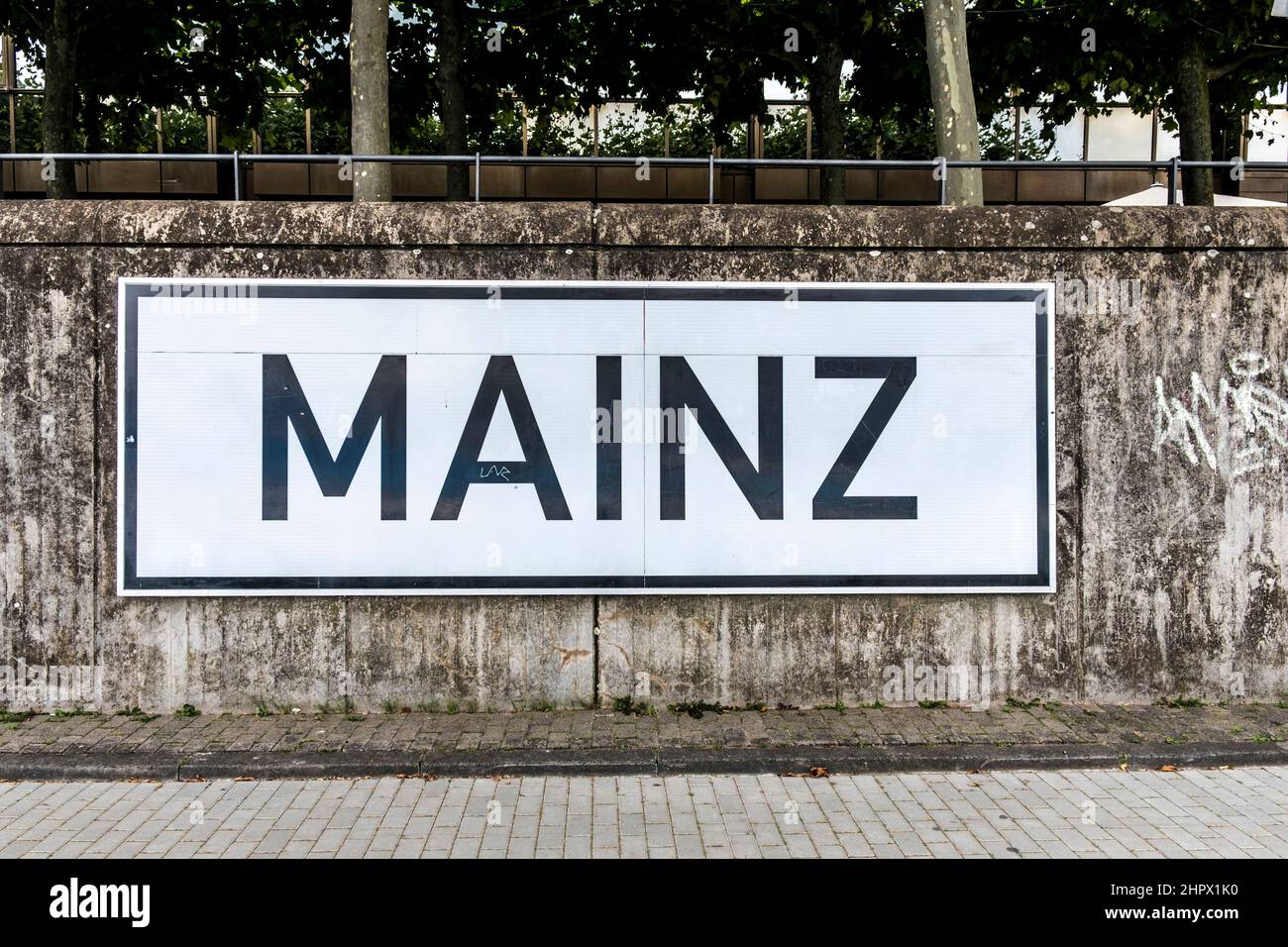 sign Mainz at the promenade of river Rhine to indicate the position for ...