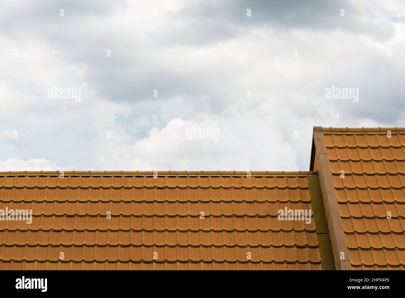 Tiles roof pattern architecture background Stock Photo - Alamy