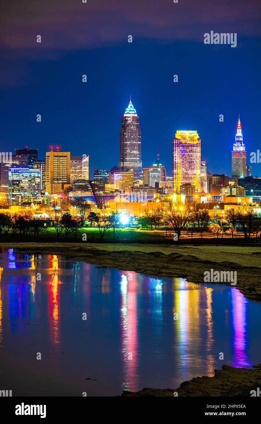 Cleveland browns stadium skyline hi-res stock photography and images ...