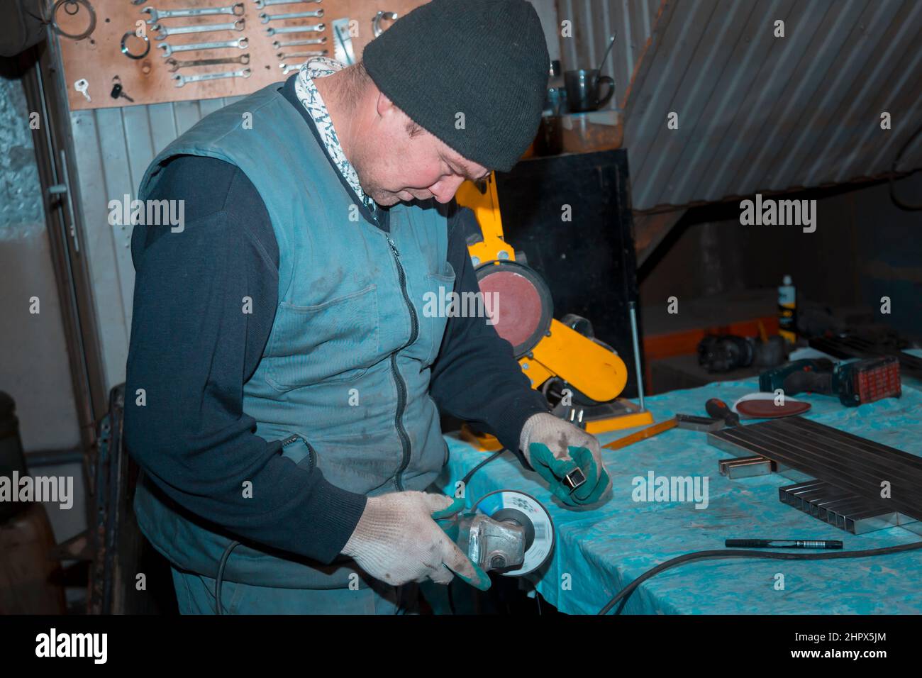 Worker using grinder processes hi-res stock photography and images - Alamy