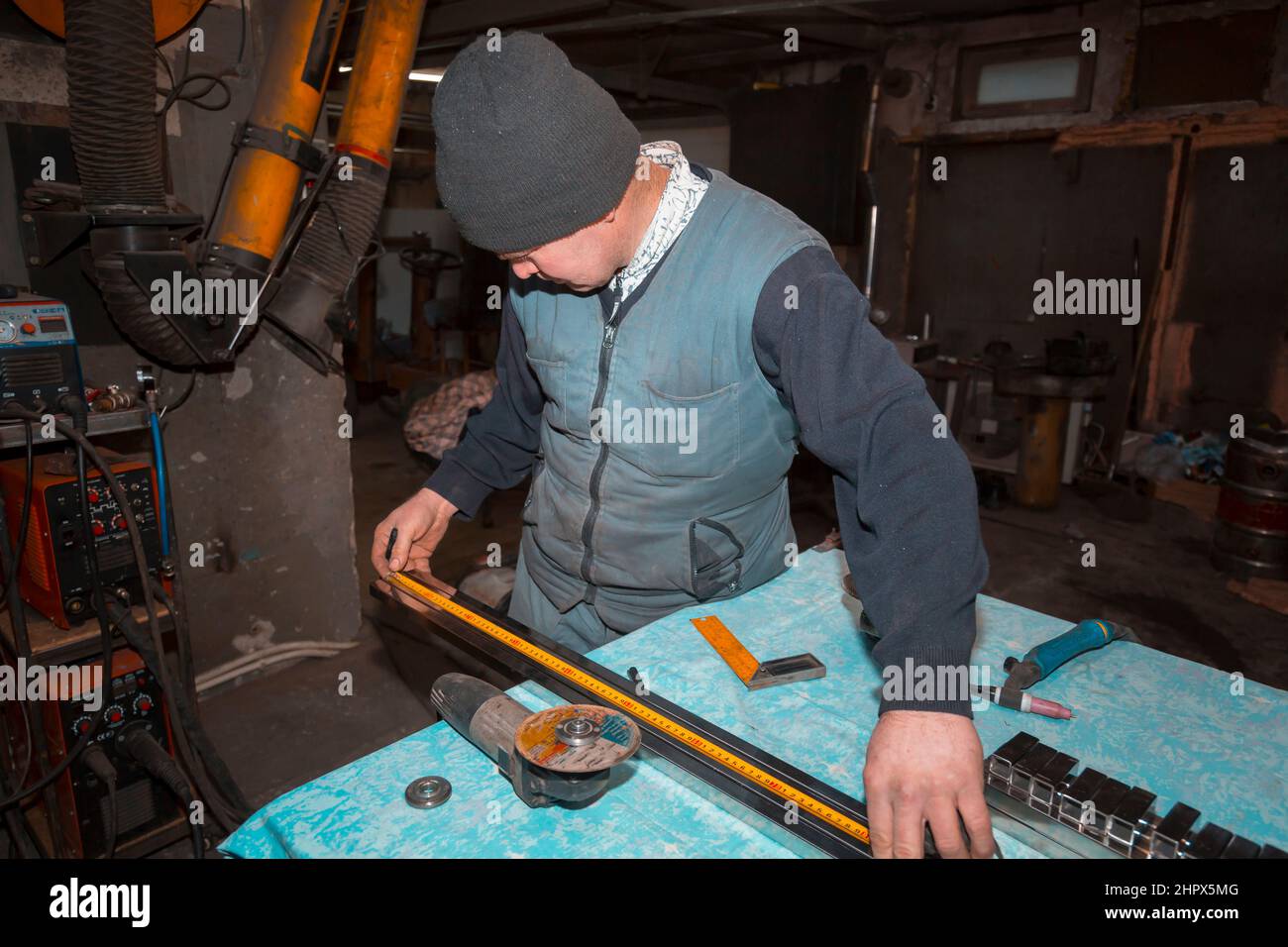 Measure production hi-res stock photography and images - Alamy